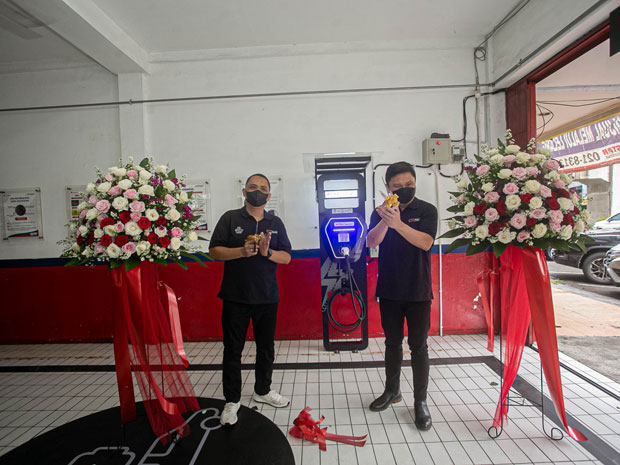 Astra Otoparts Sediakan Tempat Cas Mobil Listrik di 6 Bengkel - Berita ...