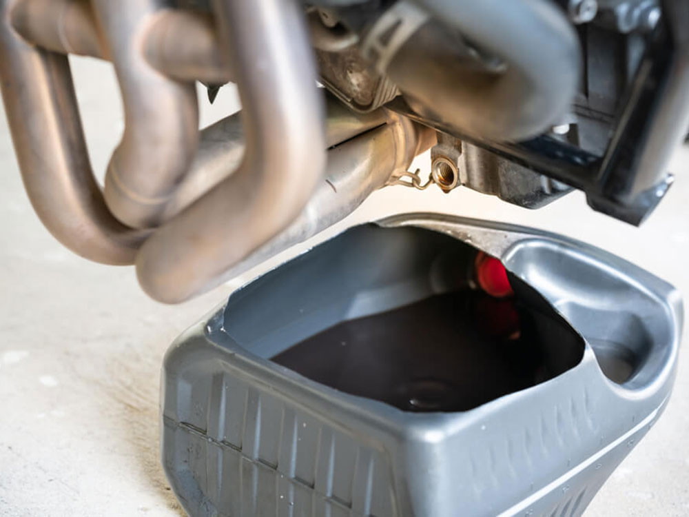 Oli Bekas Jangan Dibuang, Masih Ada Gunanya - Berita Otomotif | Mobil123