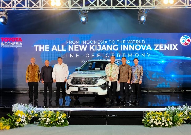 Mulai Diproduksi, Ini Penampakan Toyota Kijang Innova Zenix Hybrid ...