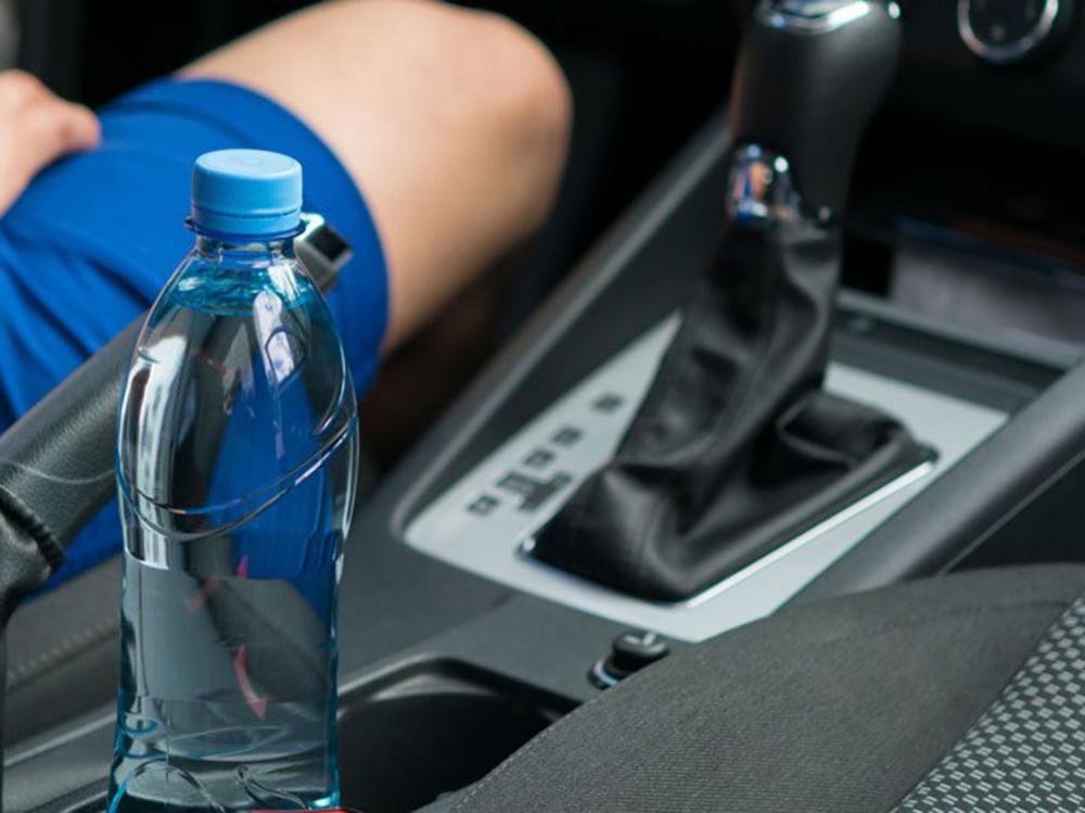 Meninggalkan Botol Minum Plastik Berpotensi Sebabkan Mobil Terbakar ...