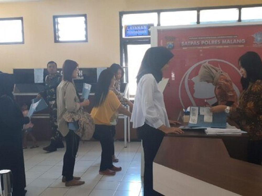 Wanita Cuma Perlu Waktu 15 Menit untuk Perpanjang SIM - Berita Otomotif ...