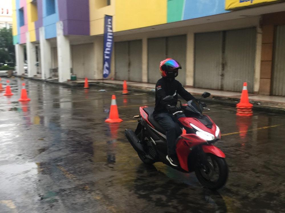 Tips Belajar Naik Motor Matik - Berita Otomotif - Mobil123.com