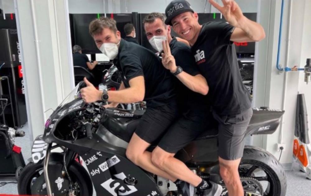 Aksi Kocak Aleix Espargaro Meniru Emak-emak Bonceng 4 - Berita Otomotif ...